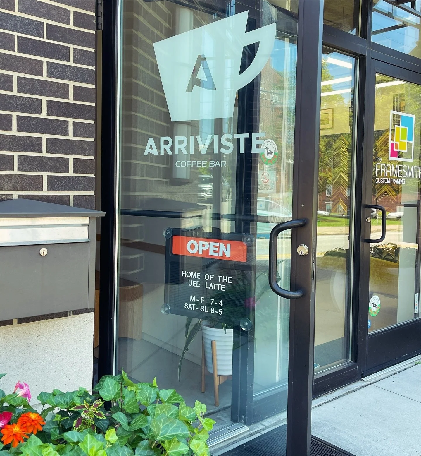 ARRIVISTE Coffee Roasters