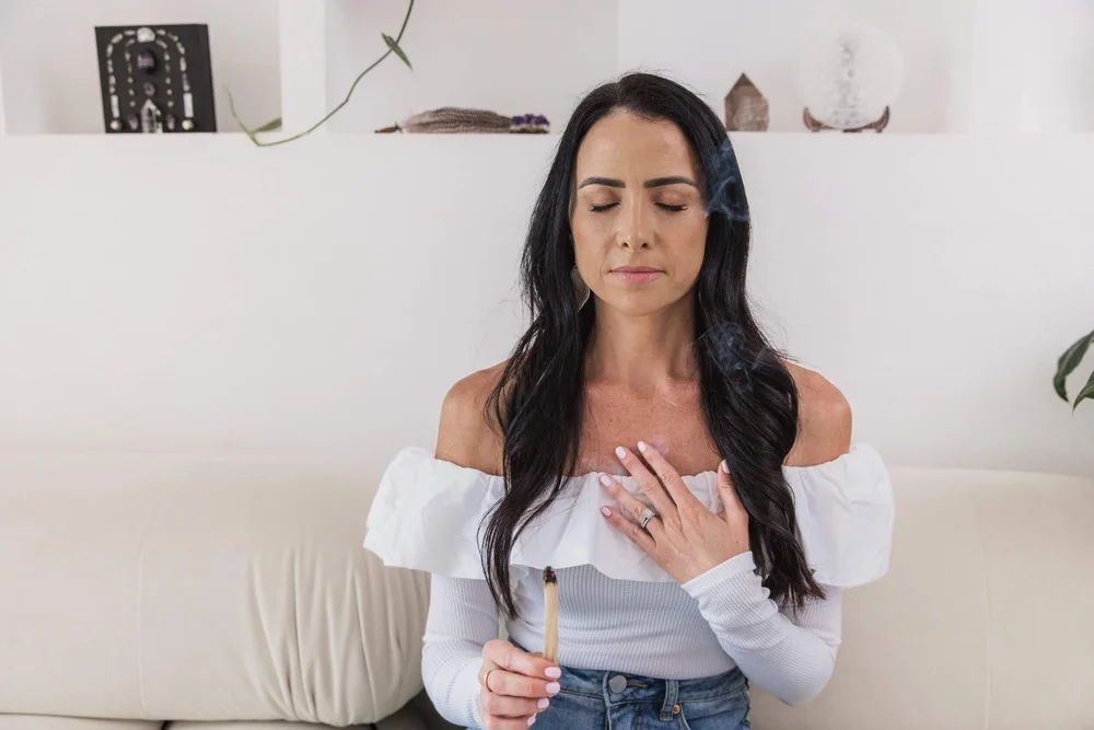A Simple Gratitude Ritual To Keep Your Thoughts Positive & Vibe High