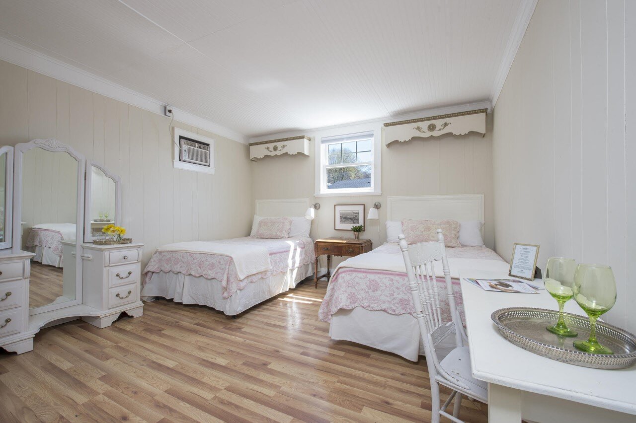 Rooms — Western Inn