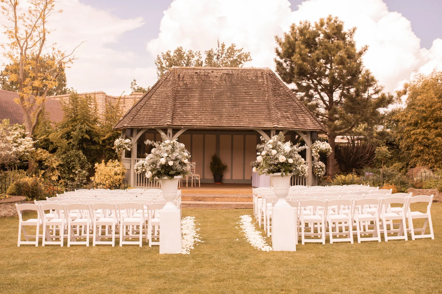 Outdoor Wedding Ceremonies in Landscaped Country Gardens | Cooling ...