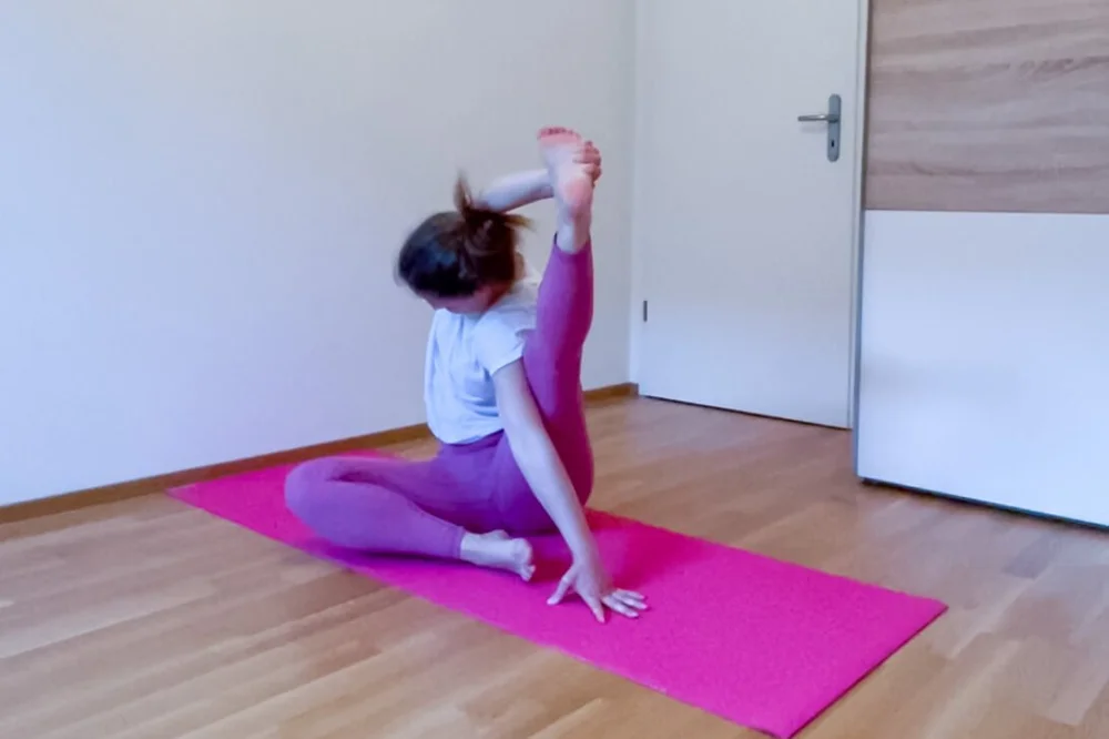 Your complete guide to Compass Pose - benefits and tips — The Sakura ...