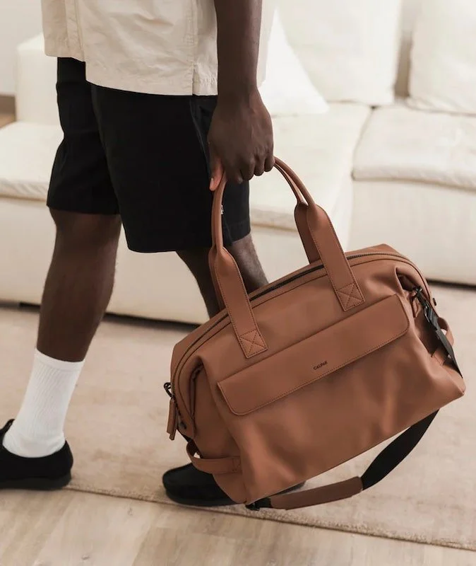25 Practical Gym Bag Essentials For Busy Work-To-Gym Schedules | Swift ...