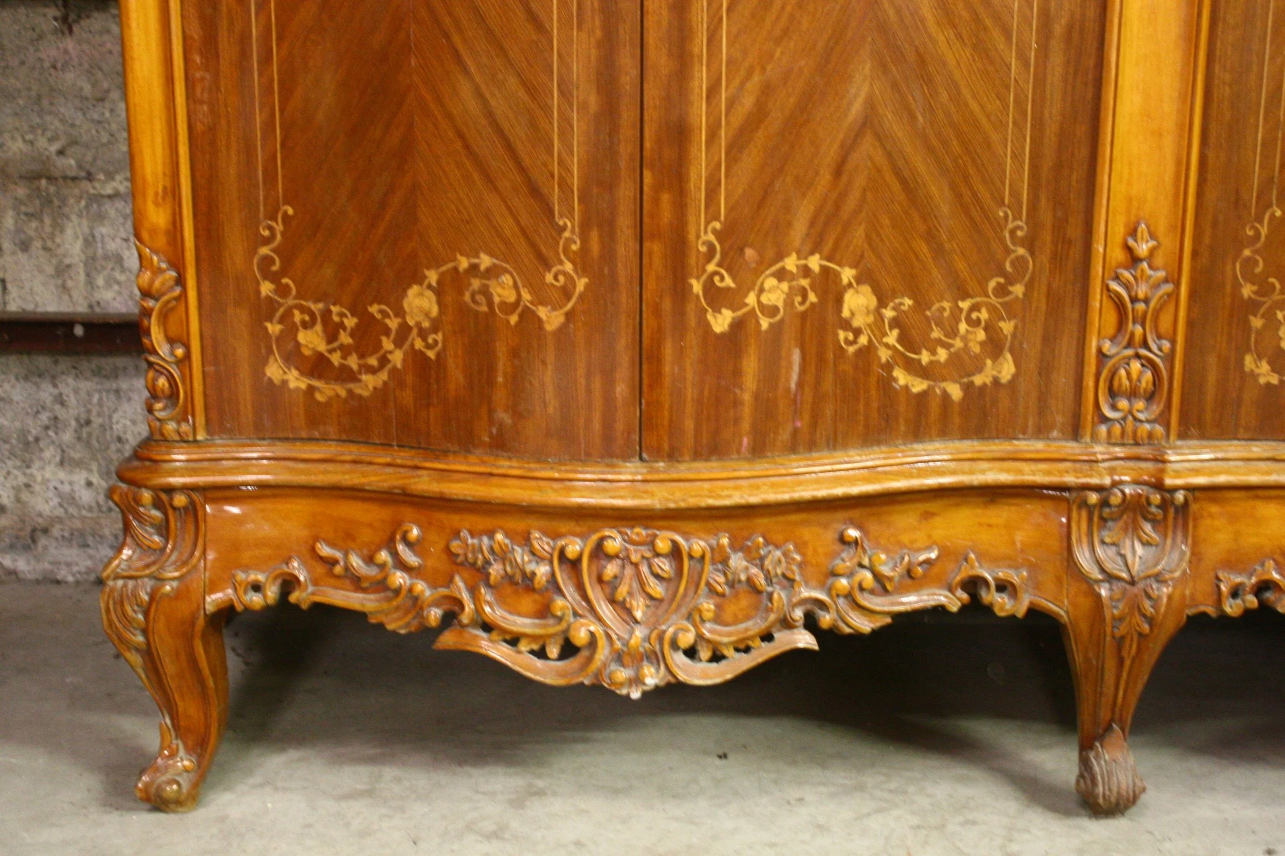 Nicely carved wardrobe — RENAISSANCE