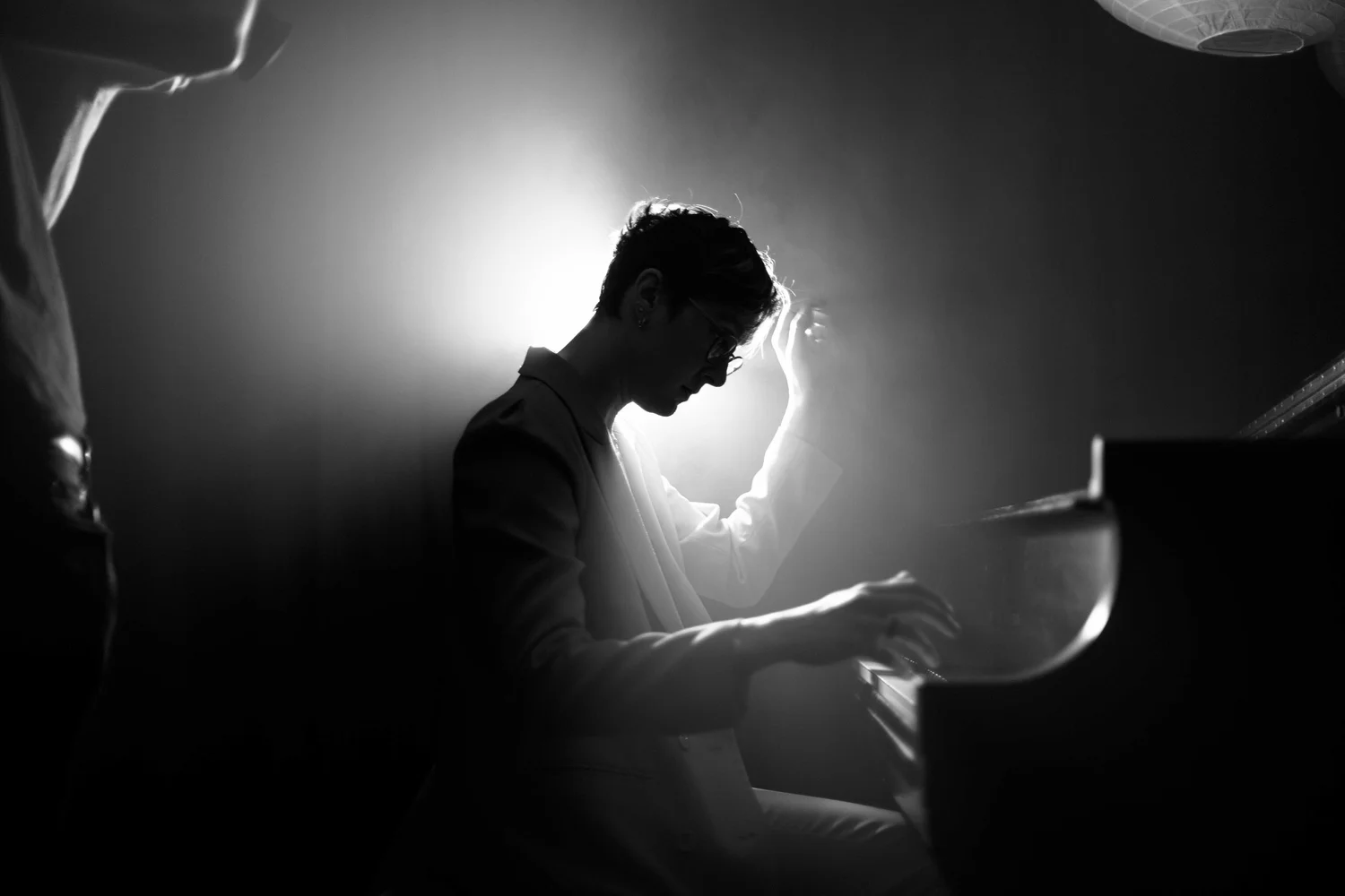 "Seems" by Female Singer-Songwriter and Pianist Kelly Green — la.reserve