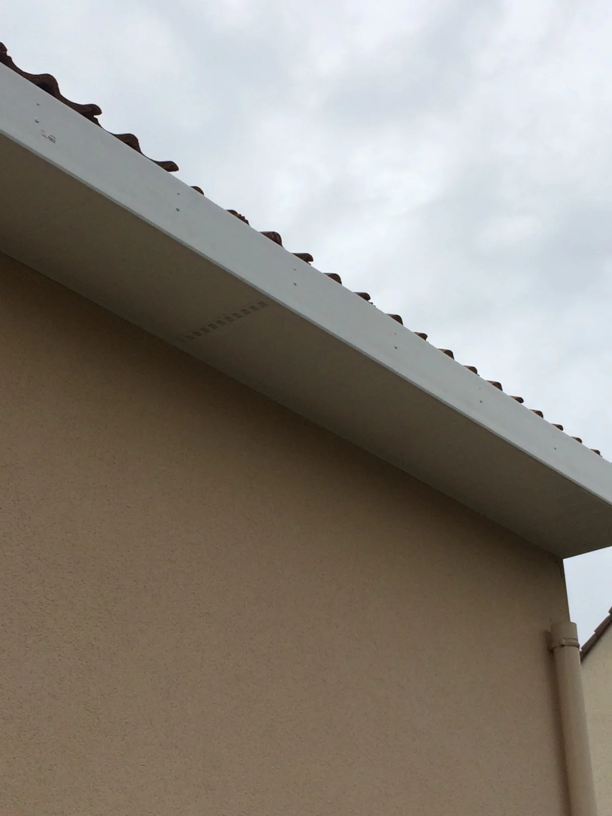 GOUTTIERES ET CAISSONS DE TOIT - VILLE EN VERMOIS — Isol Expert