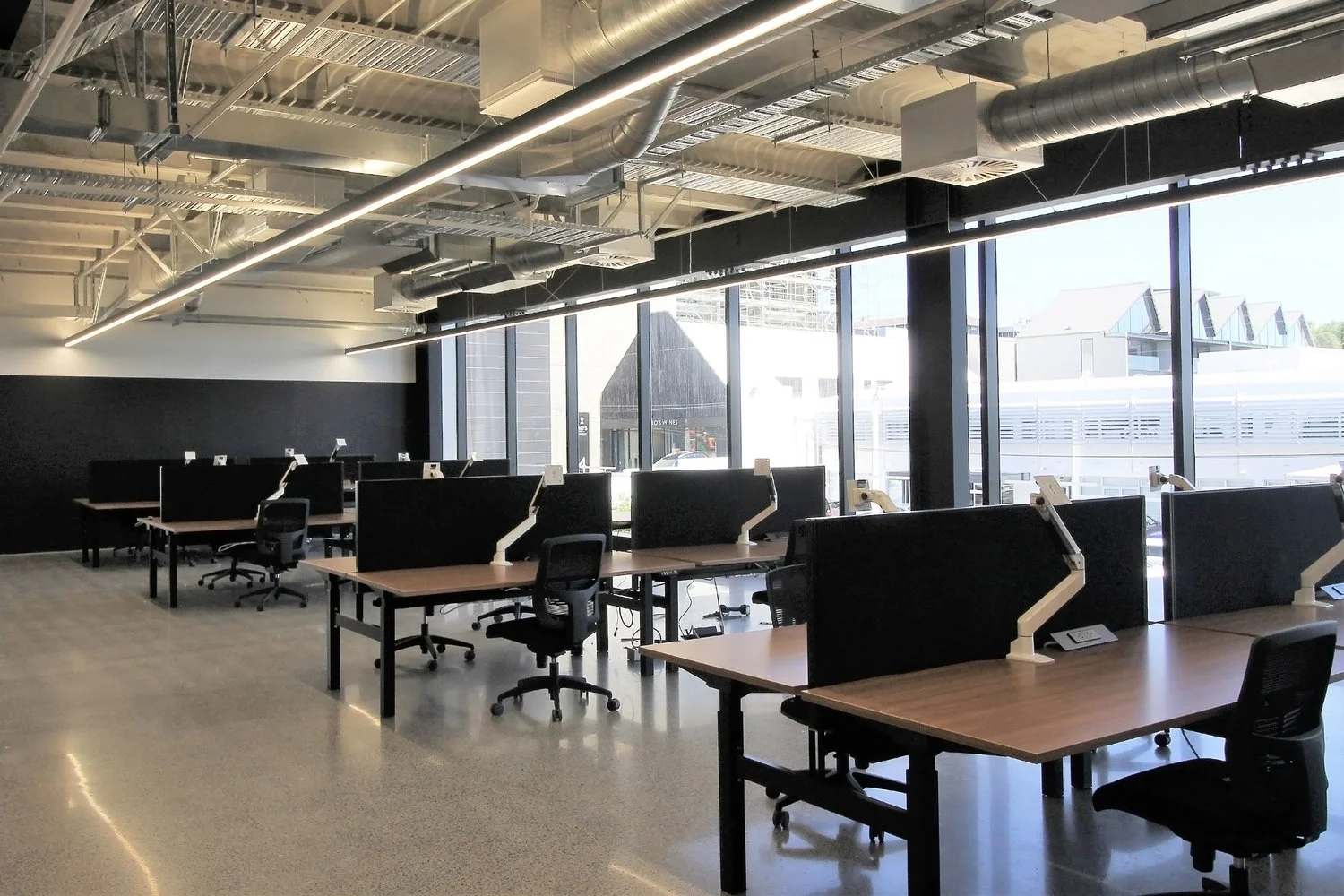 Best Sit to Stand Desk NZ - Rubix Electric | SmartSpace NZ