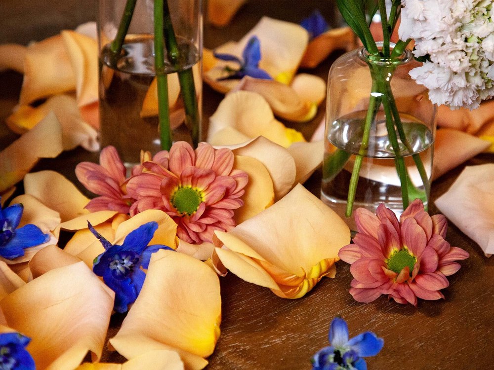 A Step-By-Step Guide to Bud Vase Flower Arrangement — Walden Floral