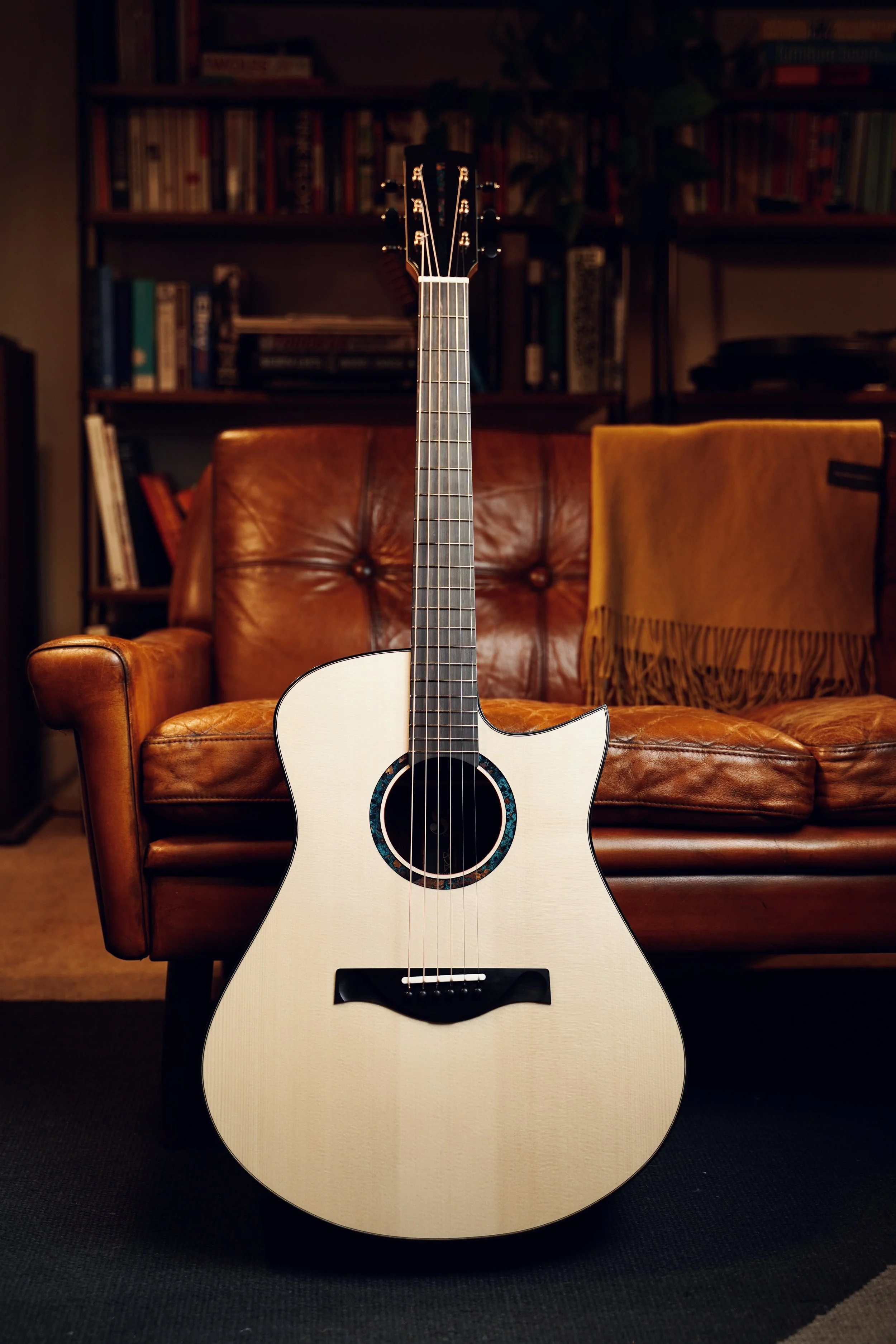 NOT DONE 'Ivy' - Swiss Spruce/Madagascar Rosewood M14 — Tom Sands Guitars
