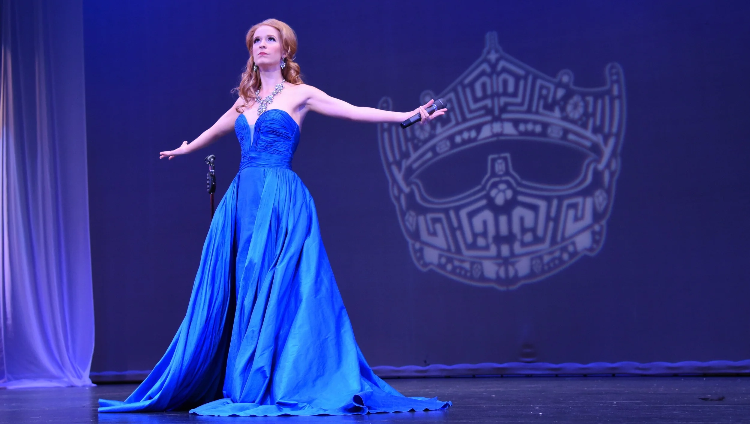 About — Anikka Abbott