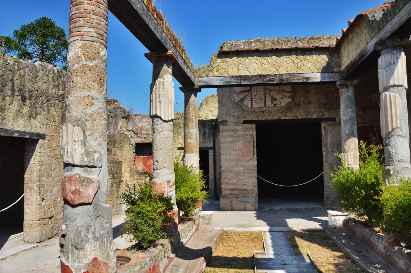 Herculaneum, Italy - Journey 2000 years back in time — Adventurous ...