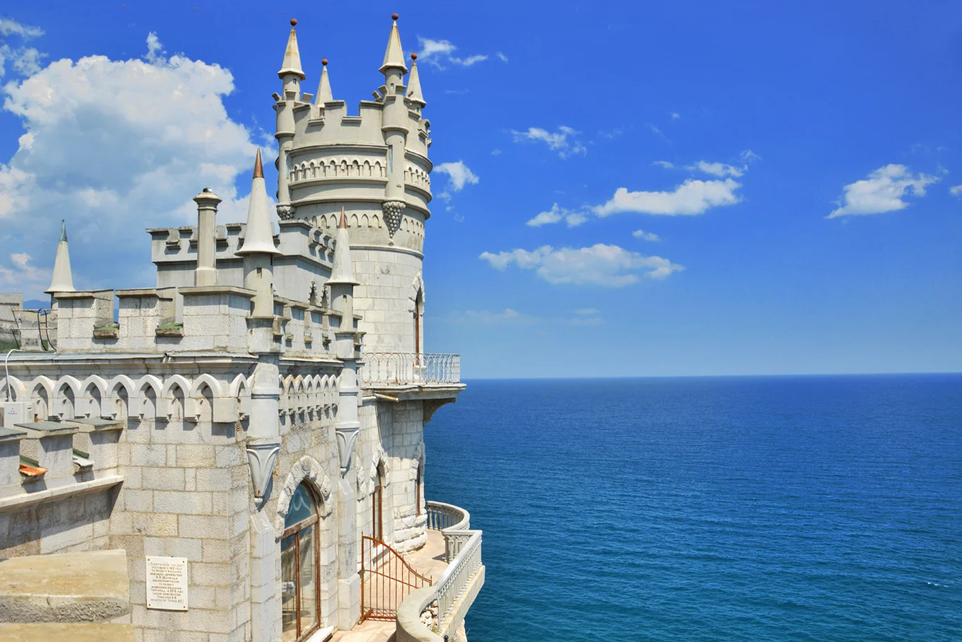 Yalta and The Fairytale Swallow's Nest Castle - Crimea, Ukraine (Russia ...