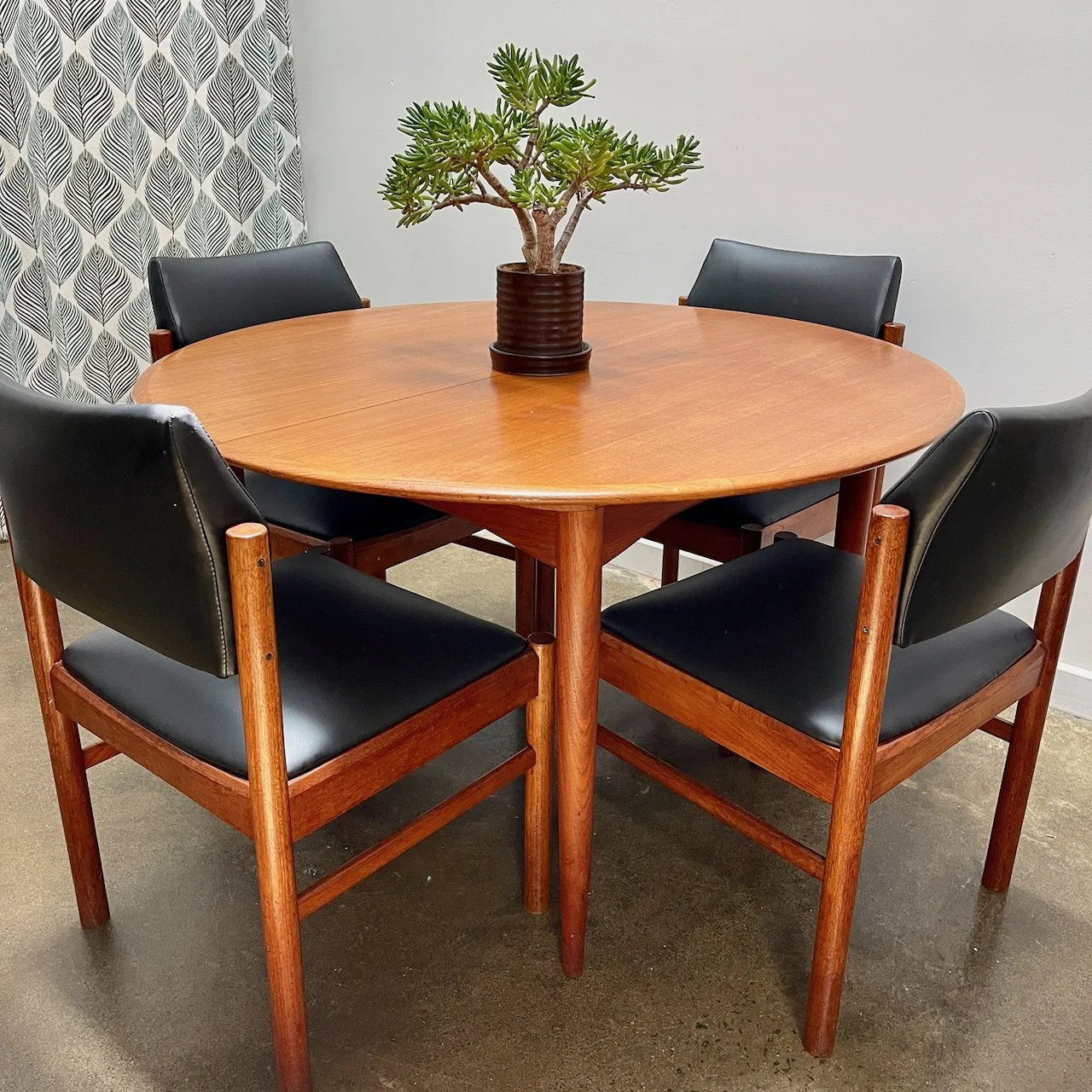 Retro Rehab - Parker round extension dining table