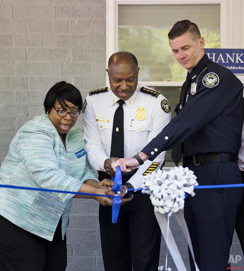 Program helps Atlanta police officers buy homes in the city — AP Images ...
