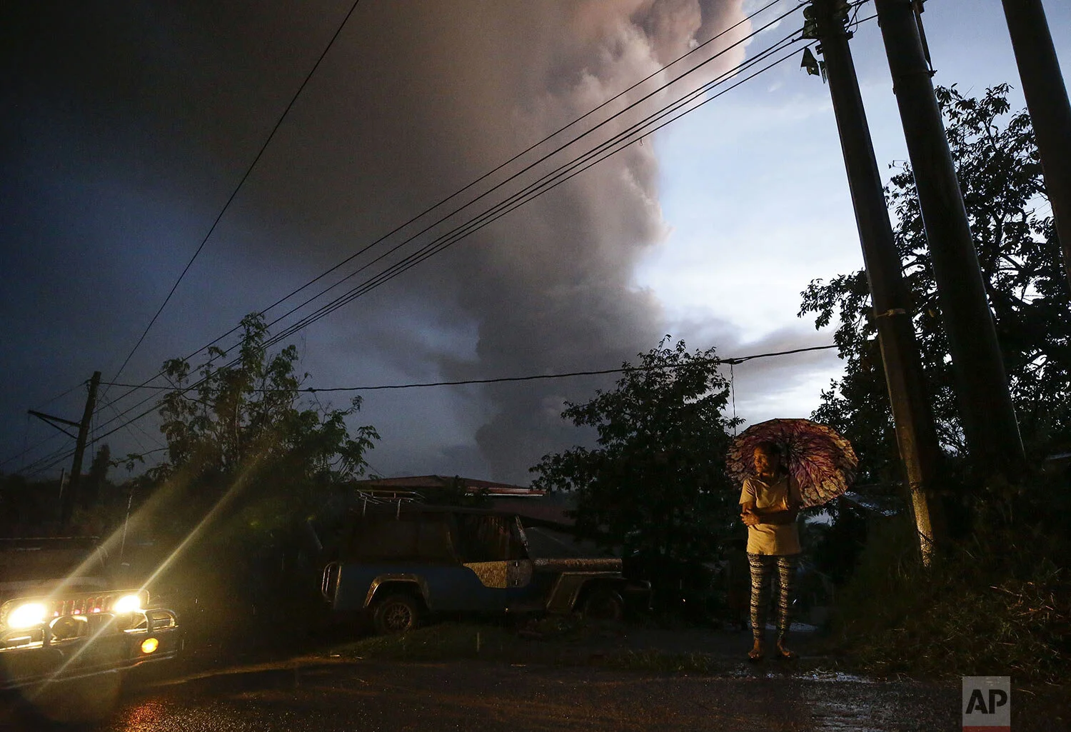 Philippine volcano trembles more, spews lava half-mile high — AP Images ...
