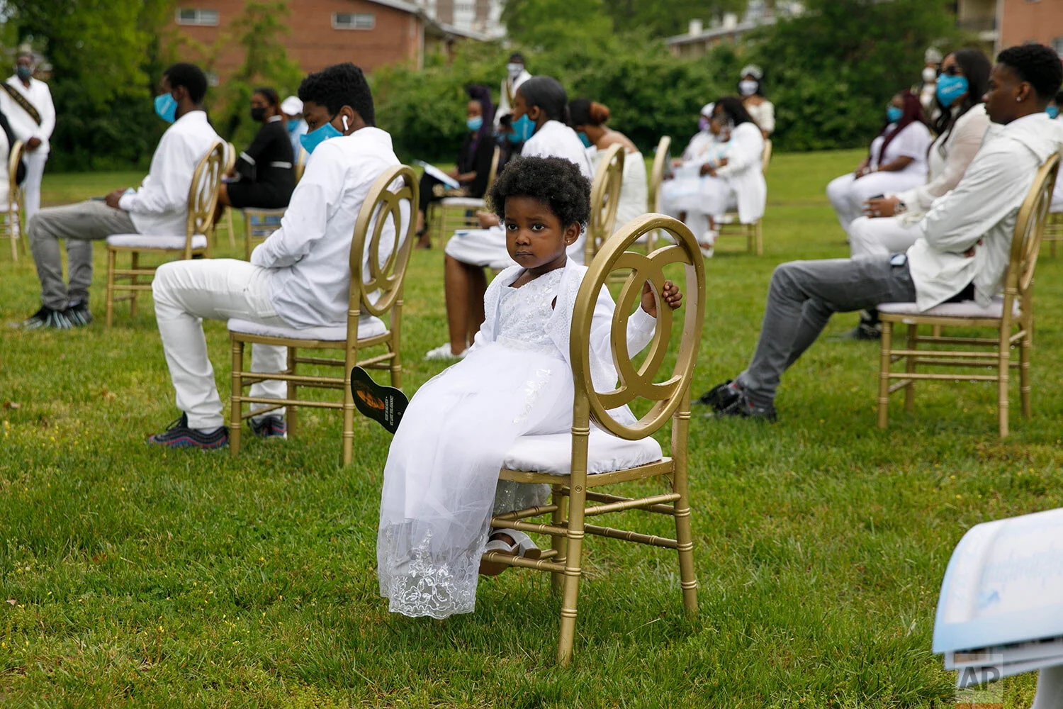 Funeral delayed: tiaras, white outfits, turquoise face masks — AP Photos