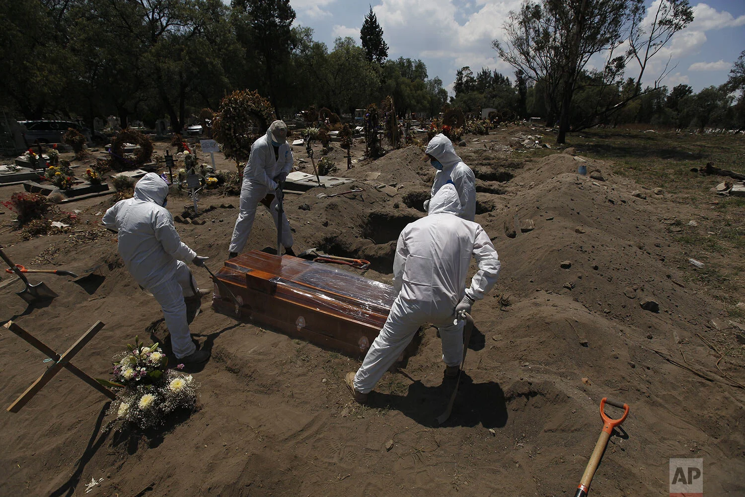 Ashes, graves - pandemic's 'last link' in Mexico — AP Images Spotlight