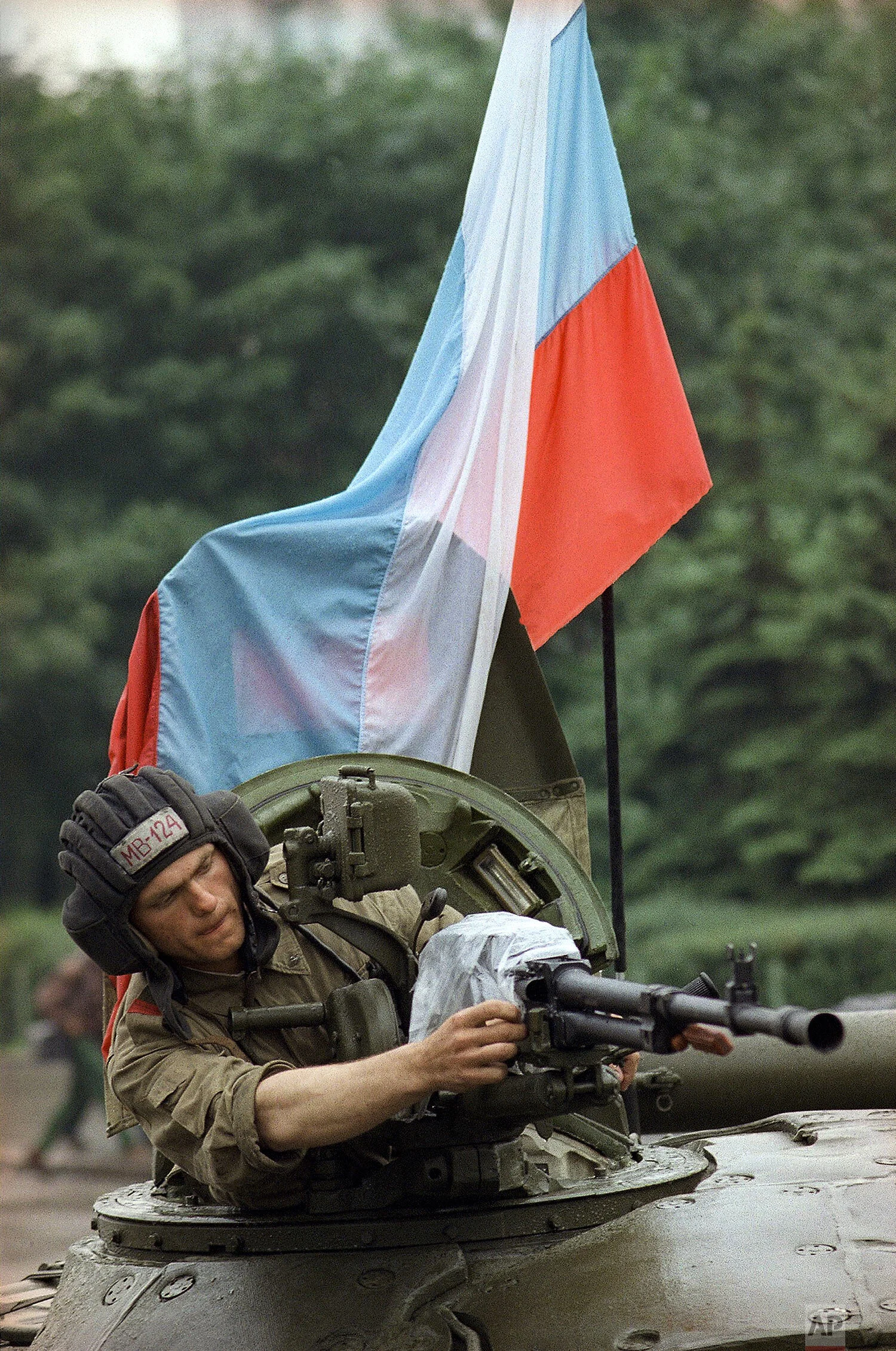 As tanks rolled in 1991, AP photographer sprang into action — AP Photos