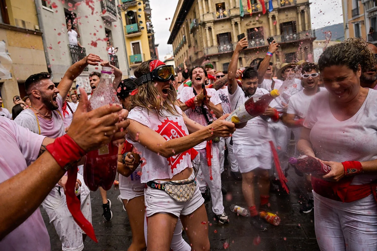Thousands take part in first running of the bulls in Spain's San Fermin ...
