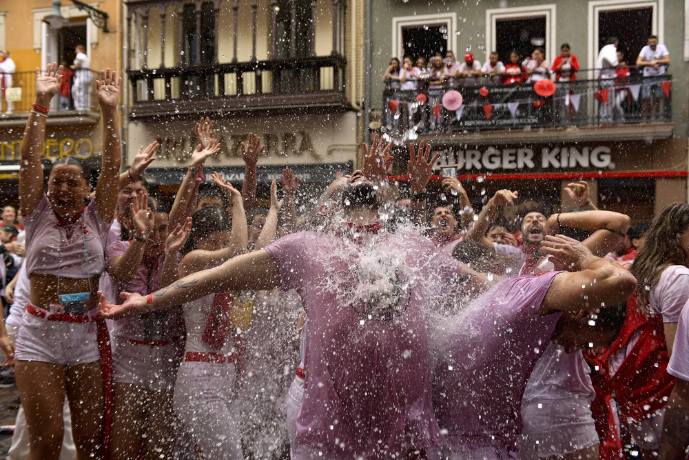 Thousands take part in the running of the bulls at Spain's San Fermin ...