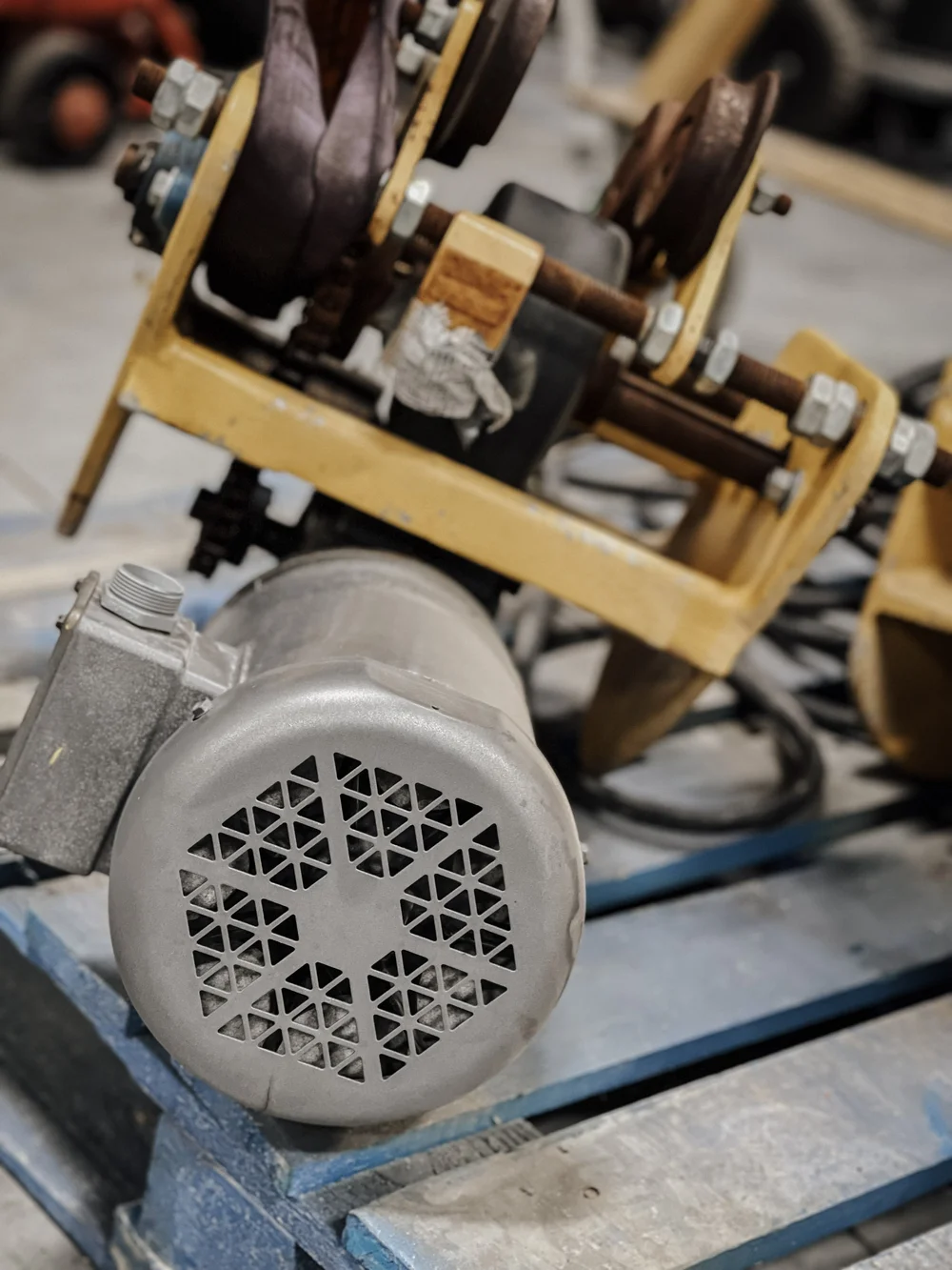 Featuring the DR RailRunner Tractor Drive Power Trolleys — DSM Hoist