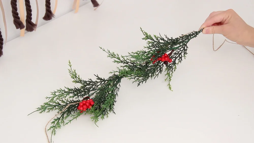 HOW TO MAKE A CHRISTMAS GARLAND — Katie Bookser