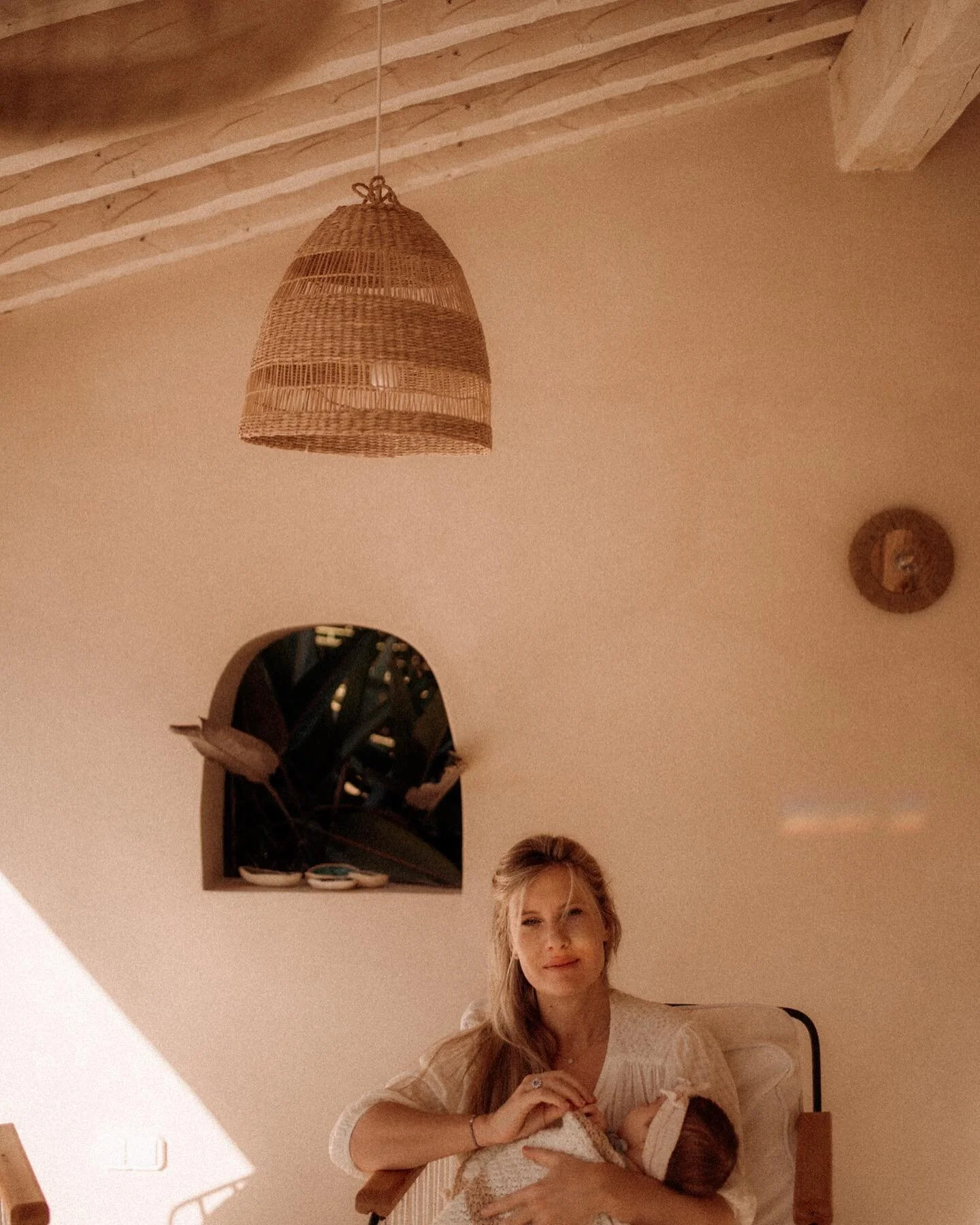 Une séance grossesse en bord de mer, au lever du soleil, floutée ...