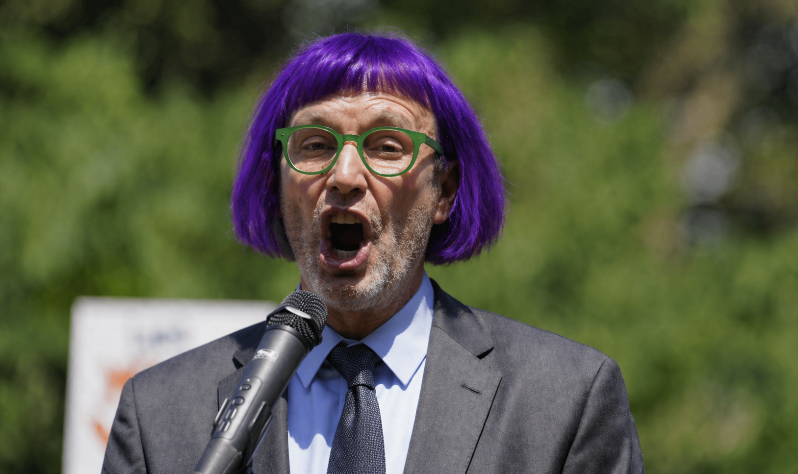 Every CT voter, living or dead, who ever voted for this clown should be ...