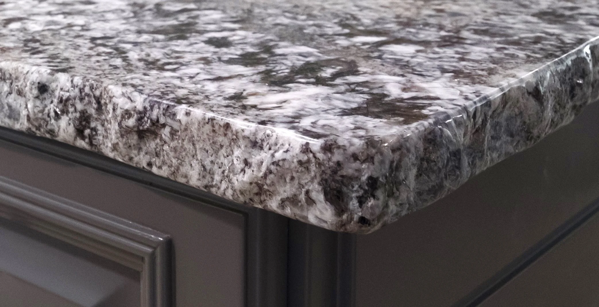 How to Choose a Countertop Edge that Matches Your Style