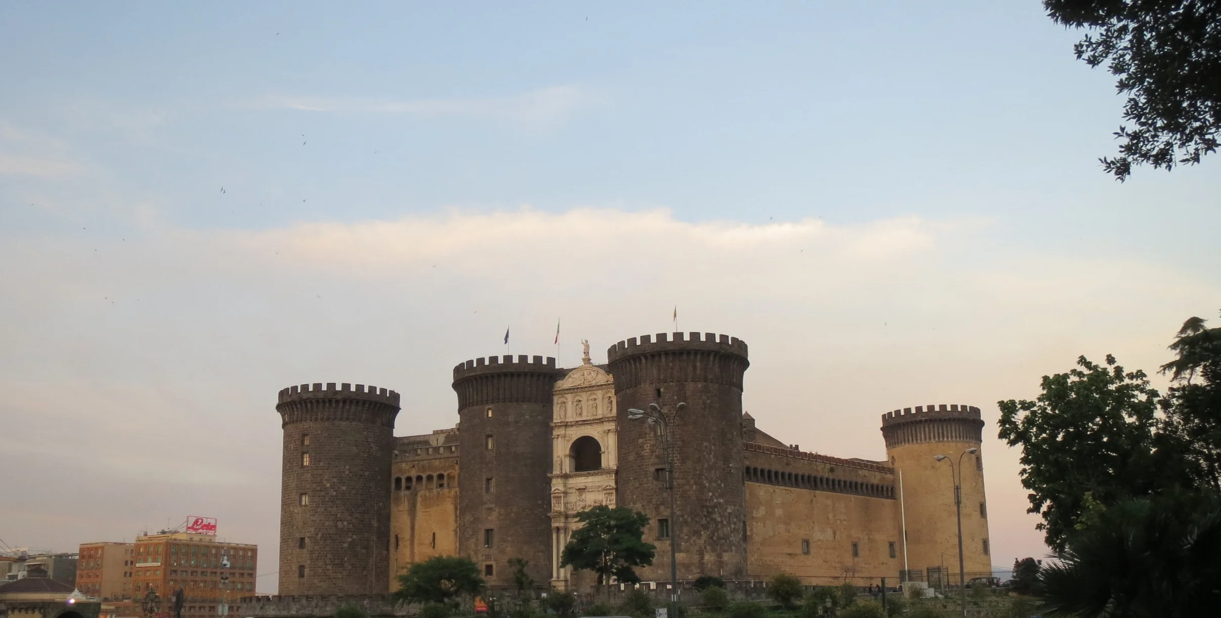 Castel Nuovo - Maschio Angioino — Girl from Naples