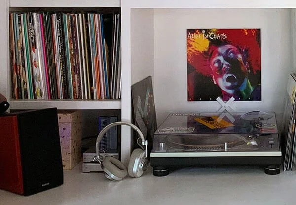 Record Props – Vinyl Record Display – Buying Guide For Turntables