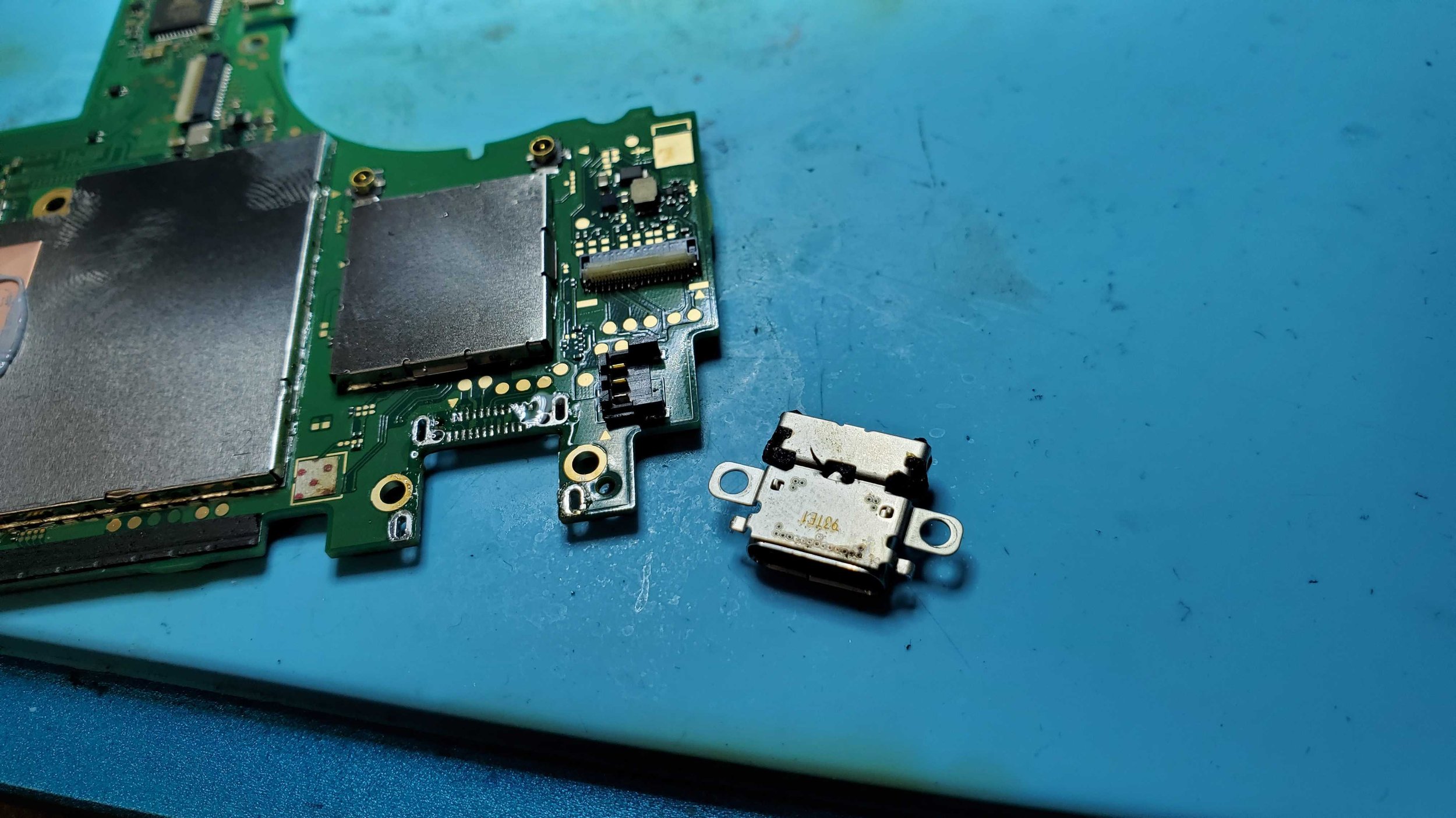 Nintendo Switch Lite USB-C Charging Port Repair — Micro Soldering ...
