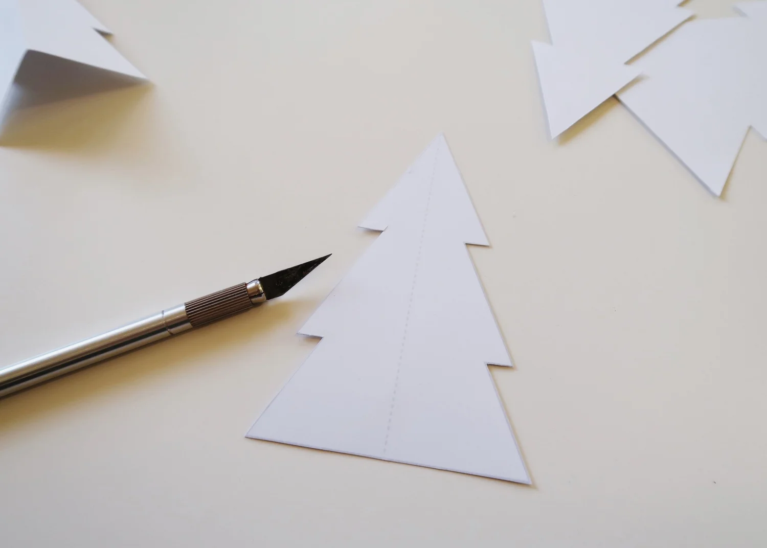 DIY // PAPER CHRISTMAS TREE DECOR — ISOSCELLA