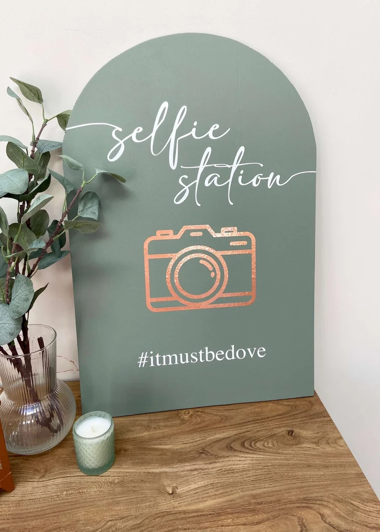 Selfie Station Sign — ISOSCELLA