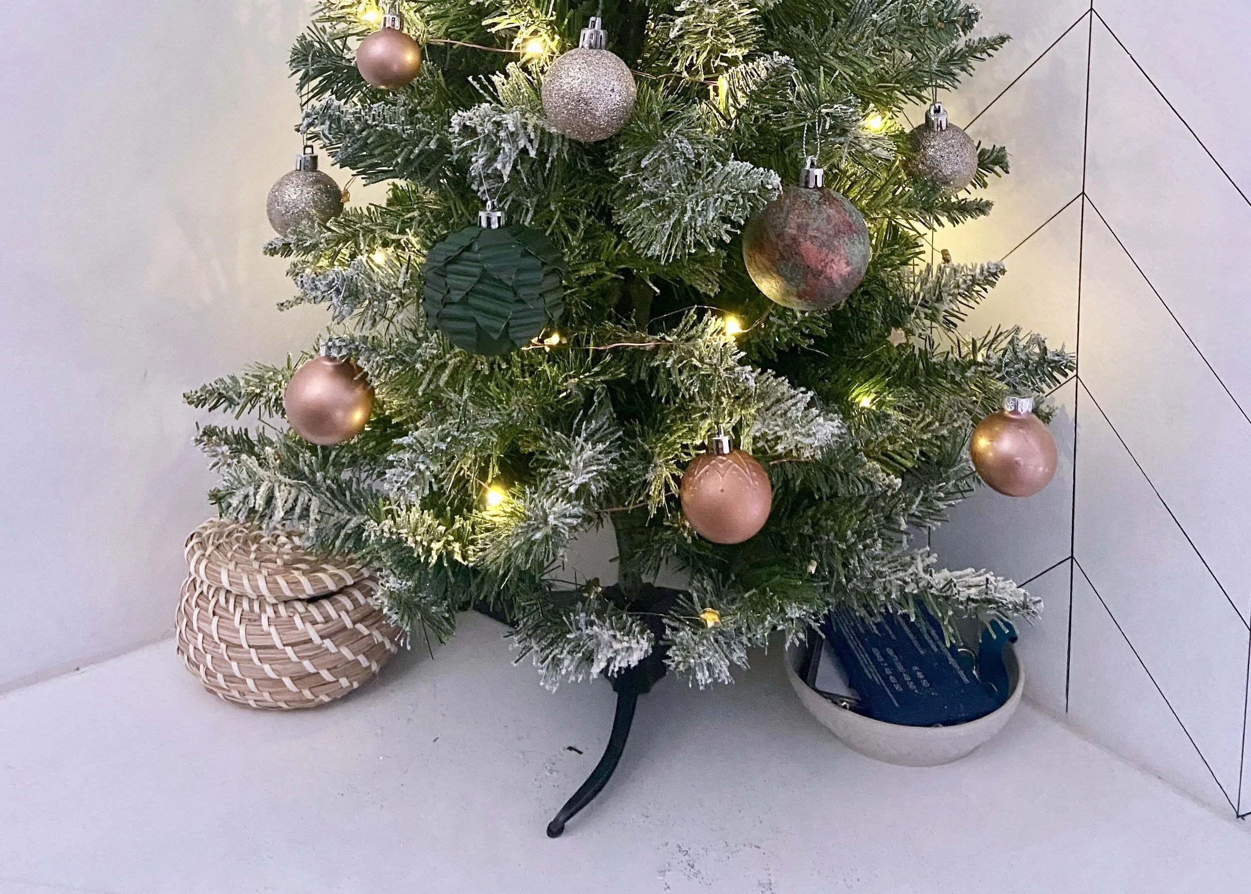 Slatted Wood Christmas Tree Skirt — ISOSCELLA