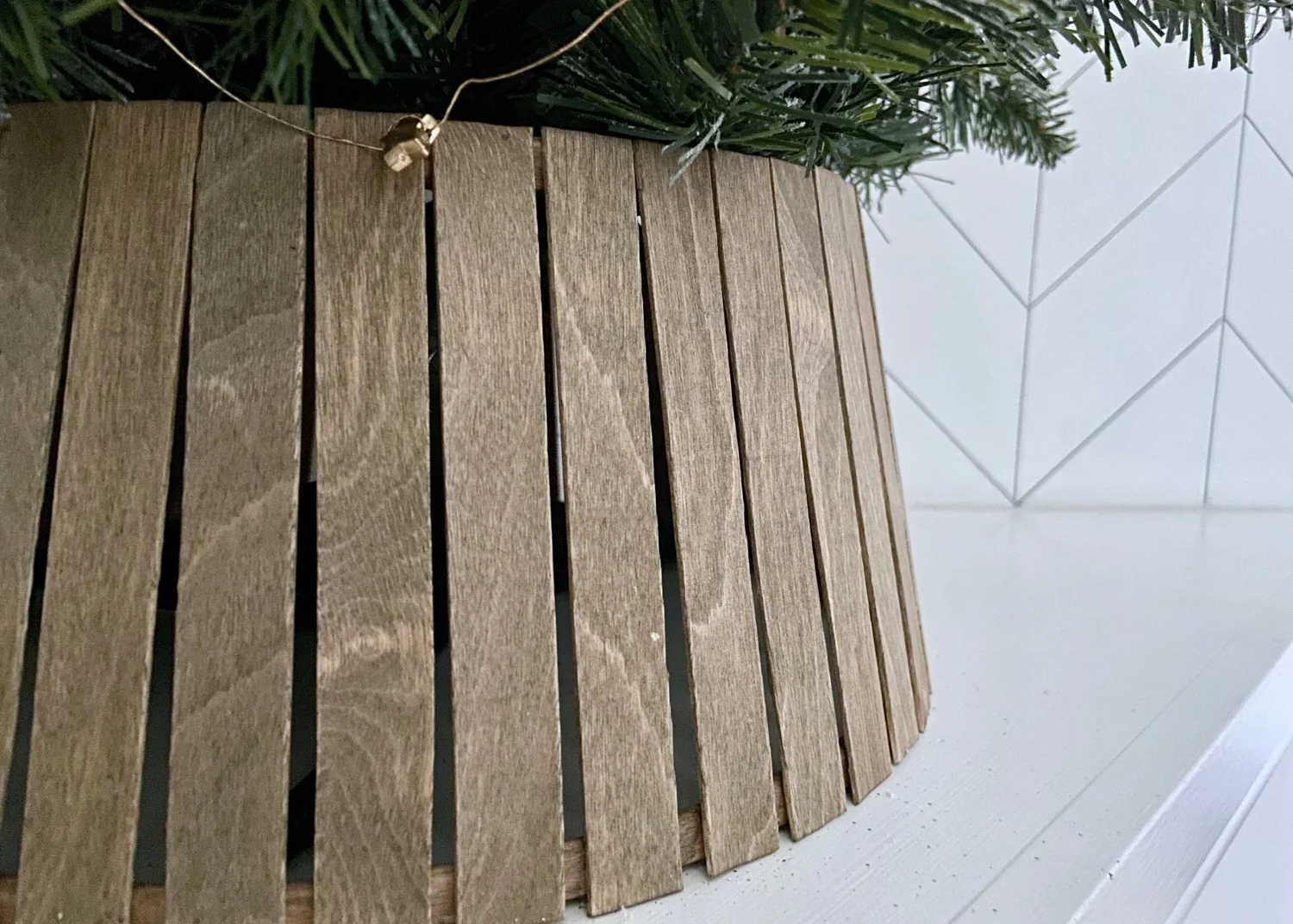 Slatted Wood Christmas Tree Skirt — ISOSCELLA