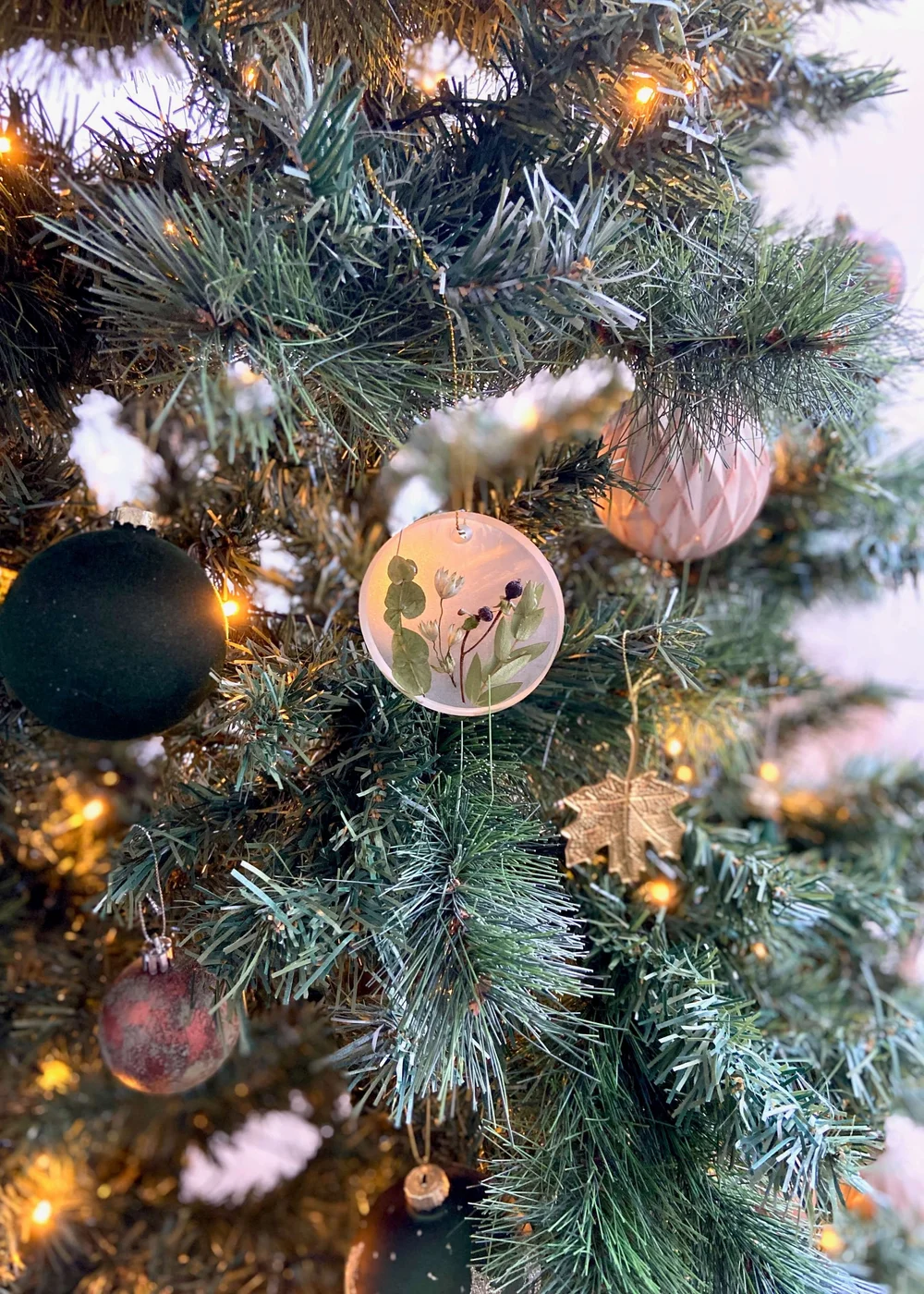 Minimal Floral Resin Tree Ornament — ISOSCELLA