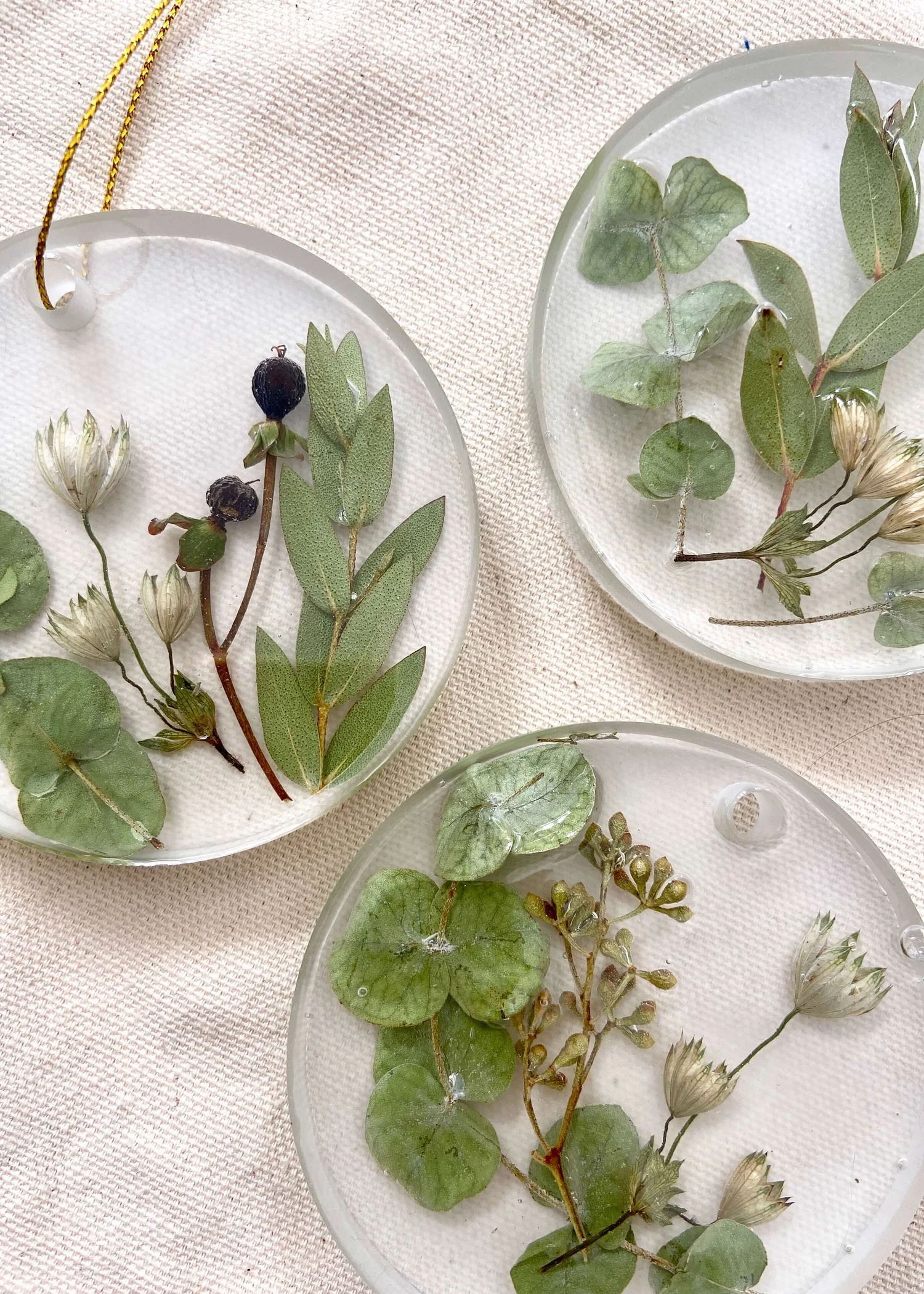 Minimal Floral Resin Tree Ornament — ISOSCELLA