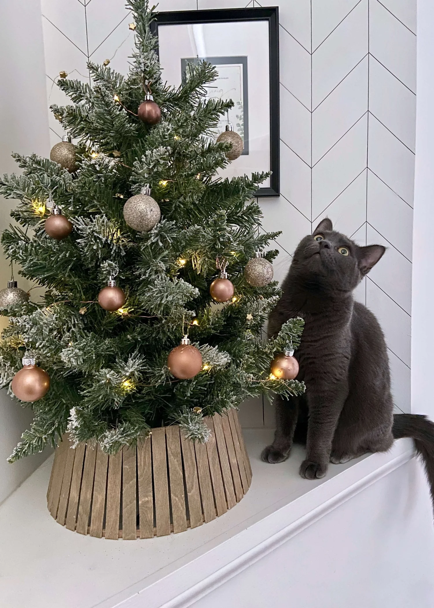 Slatted Wood Christmas Tree Skirt — ISOSCELLA