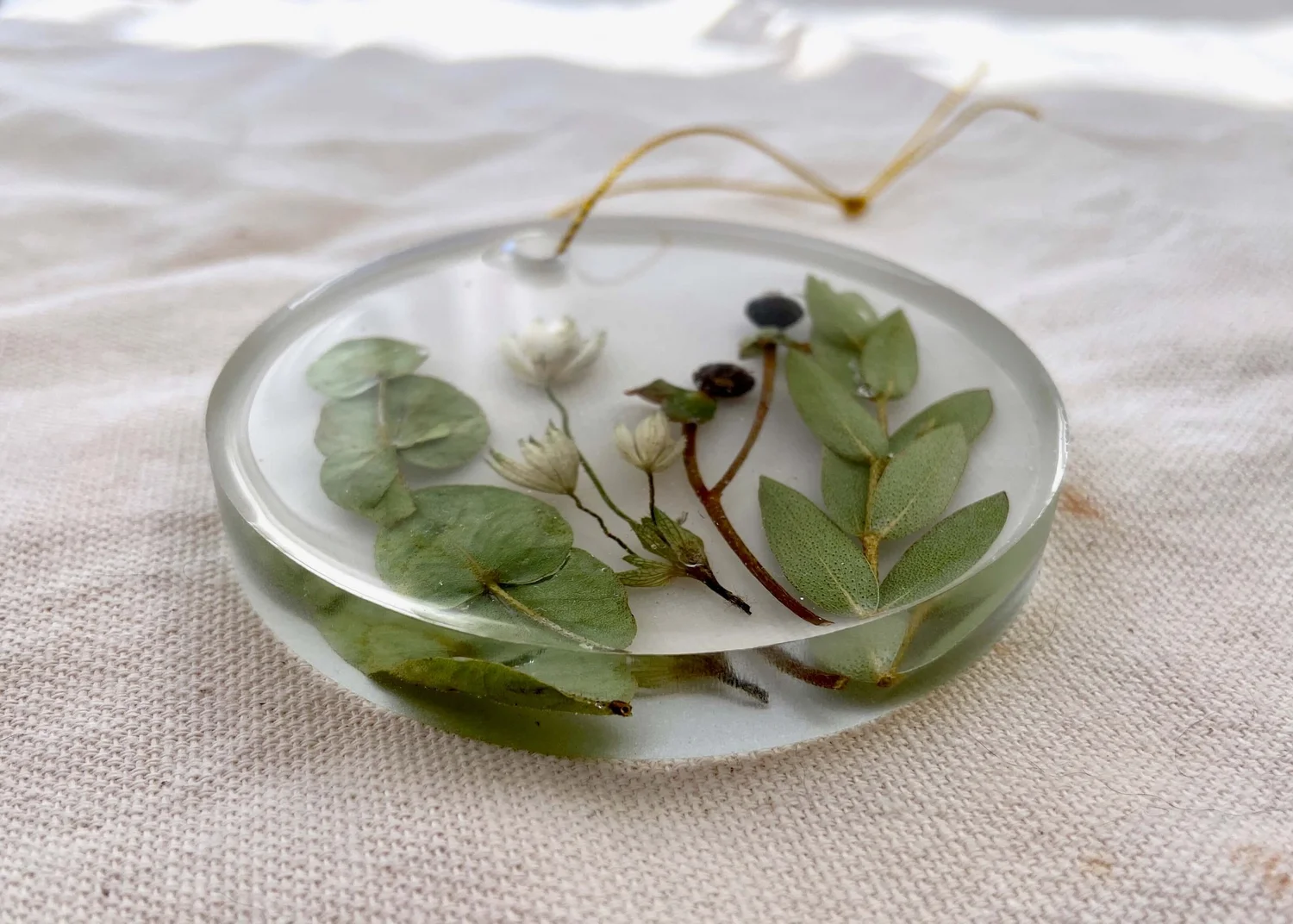 Minimal Floral Resin Tree Ornament — ISOSCELLA