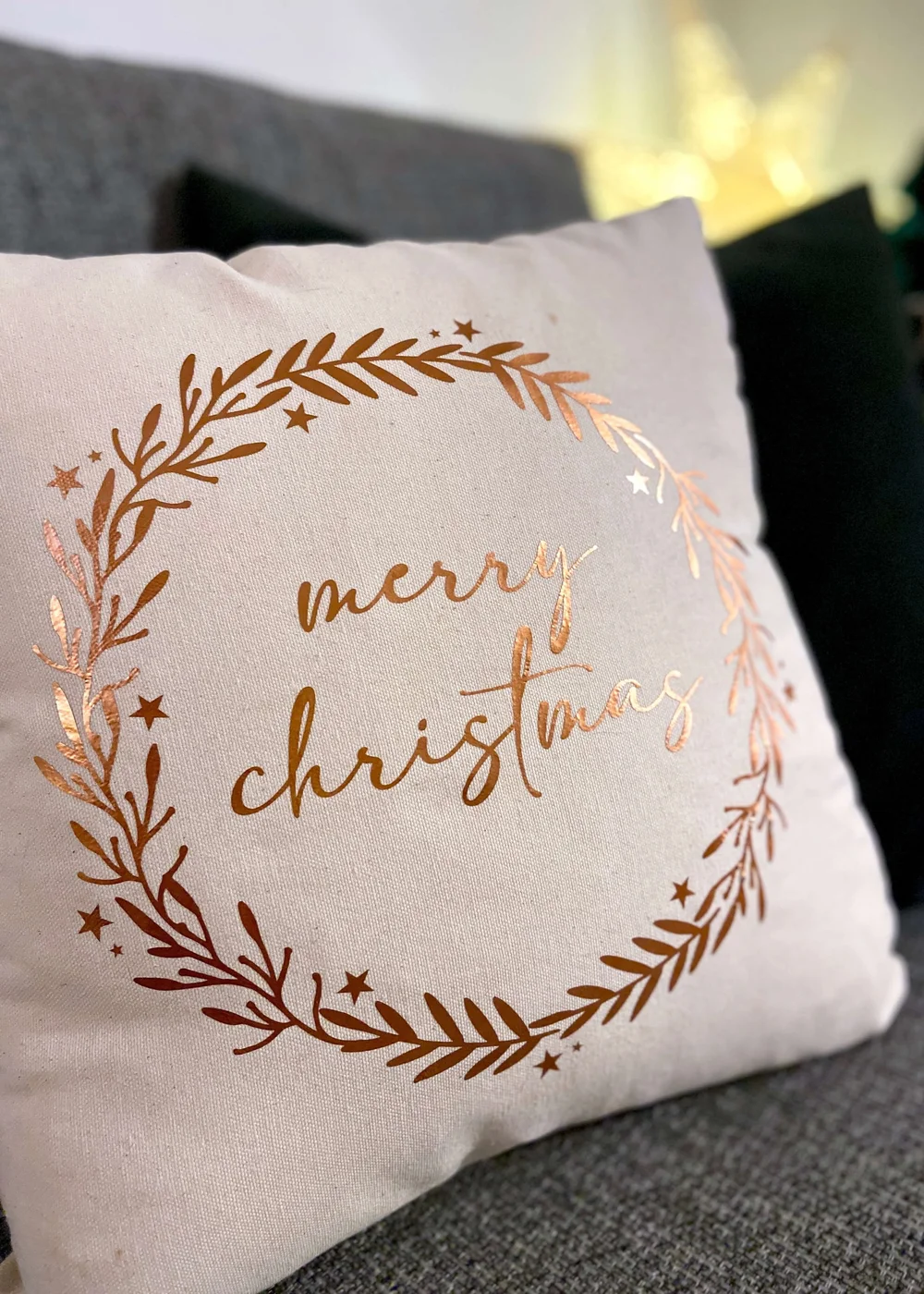 Minimal Christmas Wreath Cushion — ISOSCELLA