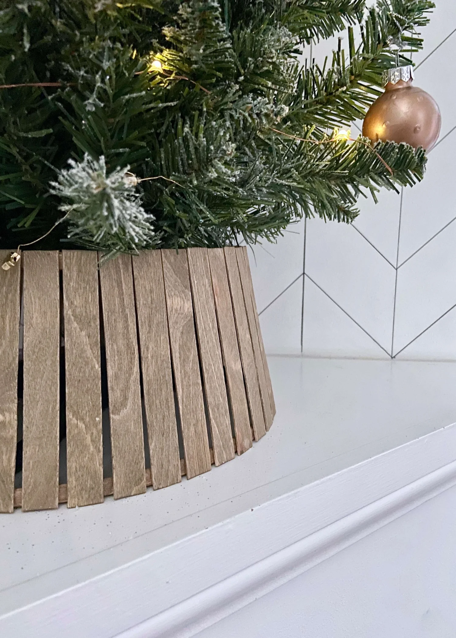 Slatted Wood Christmas Tree Skirt — ISOSCELLA