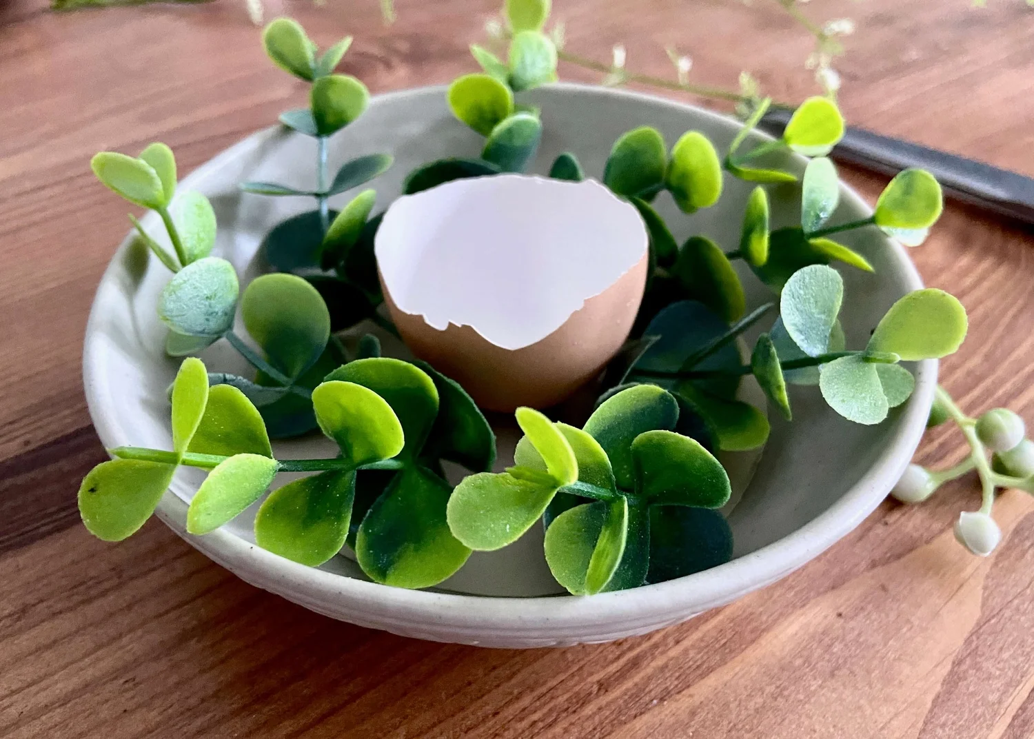 Eggshell Candle Centrepiece — ISOSCELLA