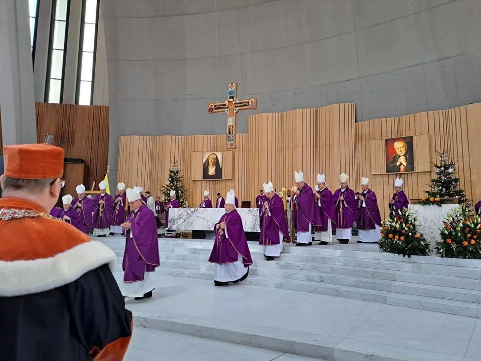 Msza święta za papieża Benedykta XVI w Świątyni Opatrzności Bożej ...