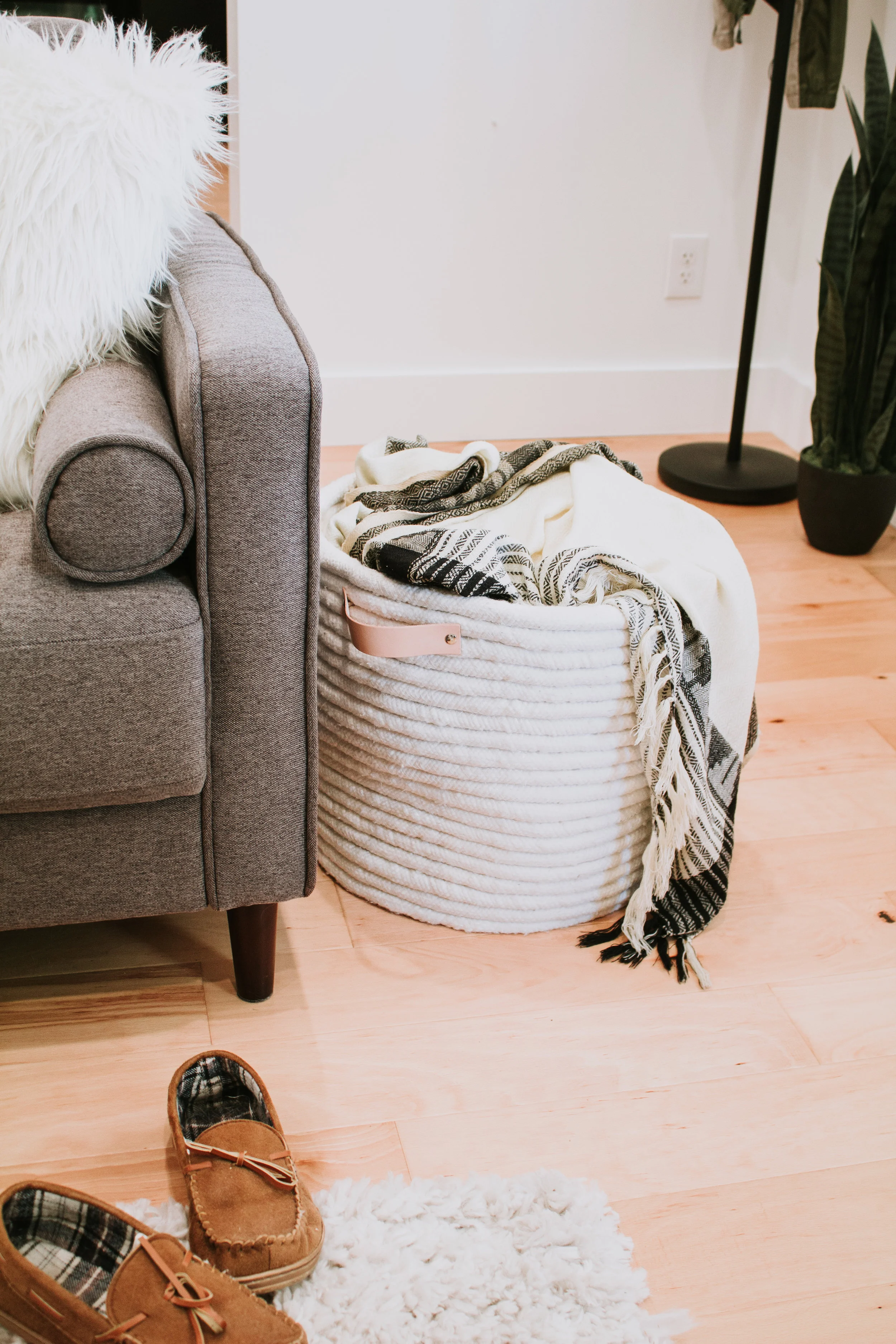 DIY NO SEW ROPE BASKET - Nadine Stay