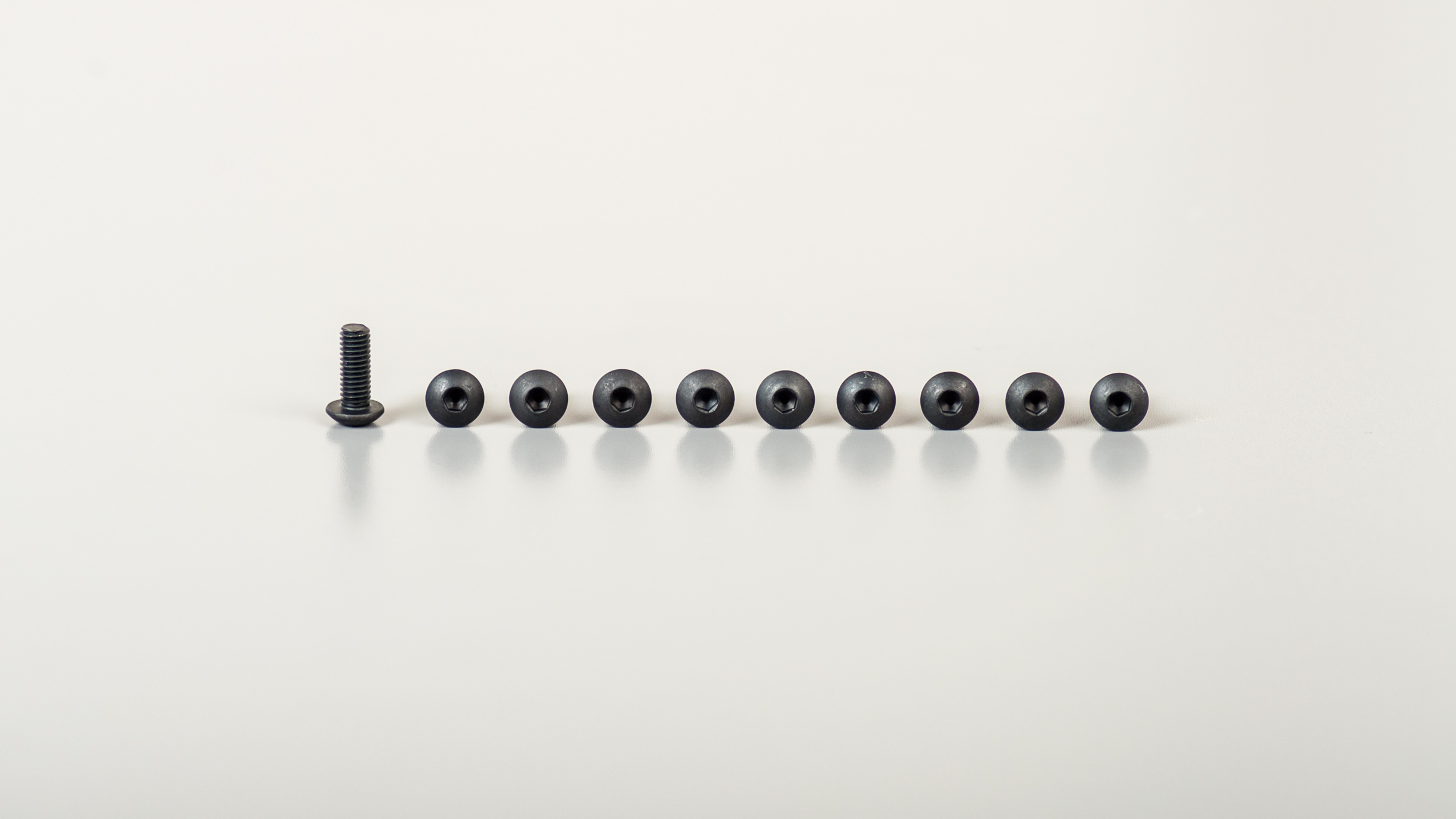 Cirklon black hex-head screws (buttonhead) — Sequentix GmbH