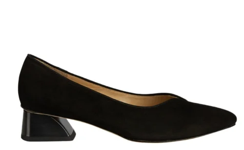 Brunate V-Shaped Pumps in Black — UFO No More