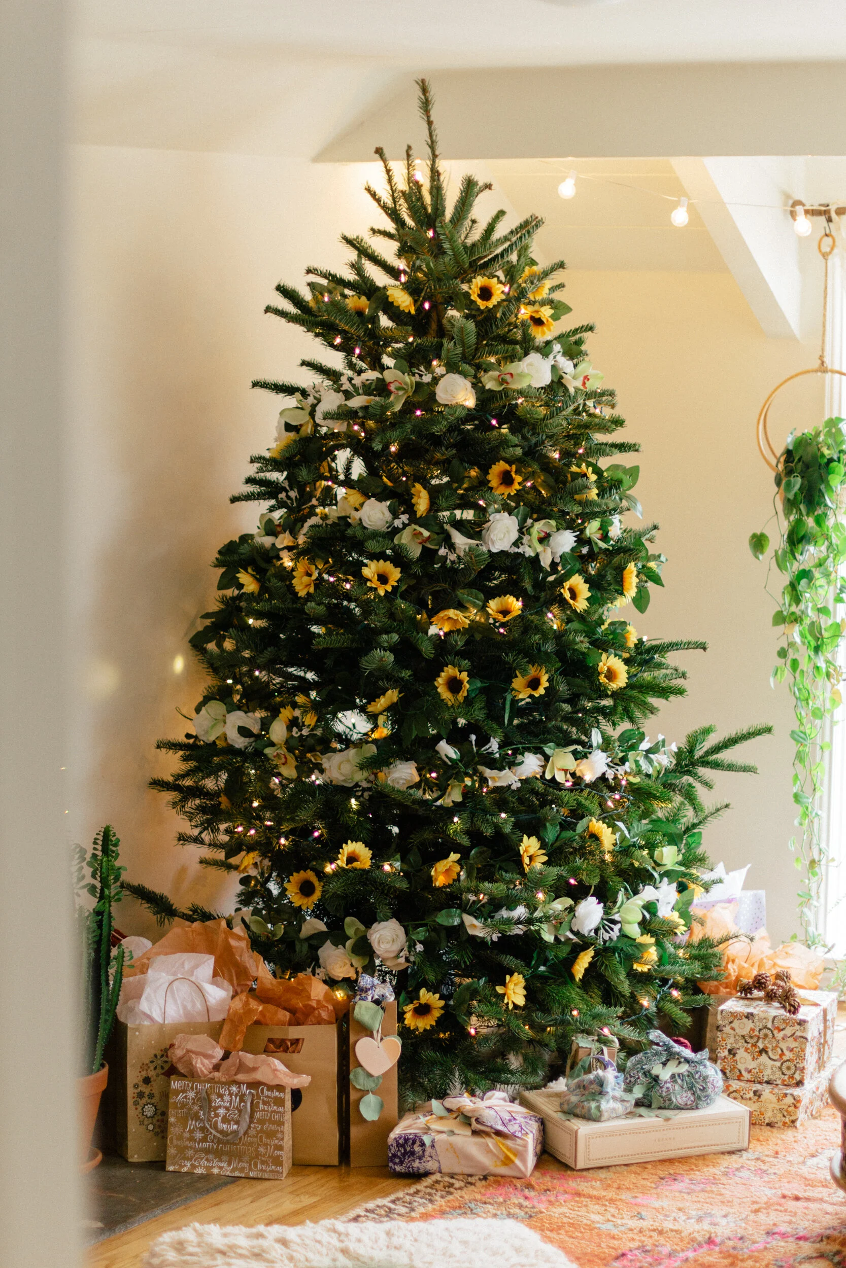 Sunflower Christmas Tree — Black & Blooms