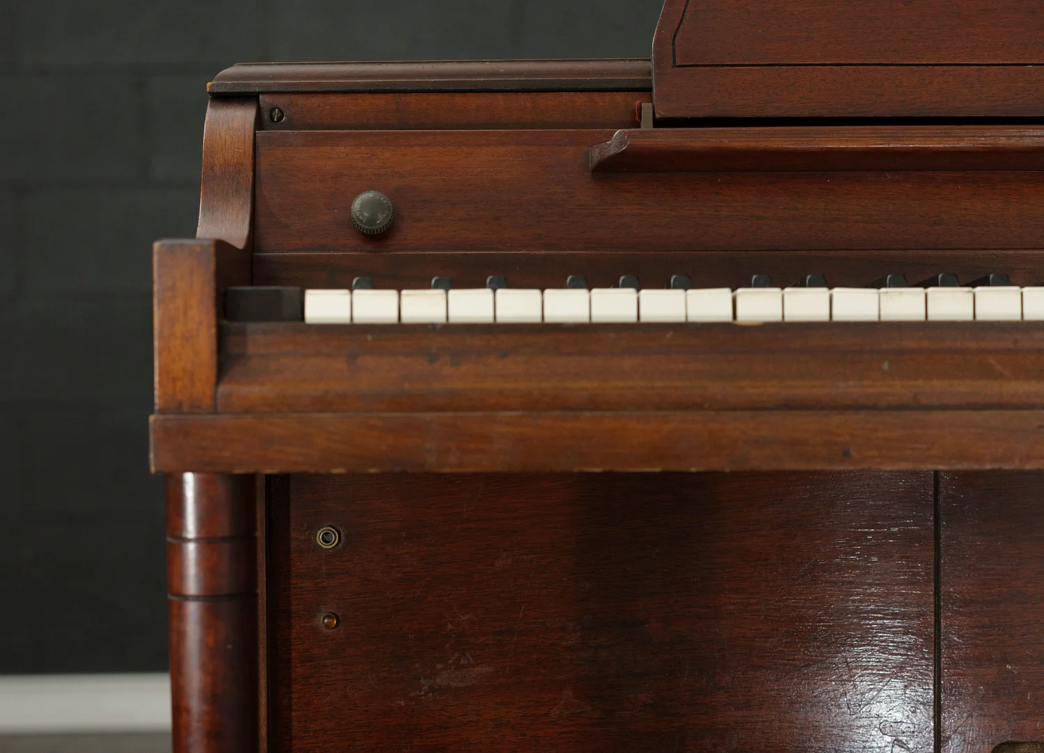 Wurlitzer 700 (Mahogany): Details & Closeups — Tropical Fish