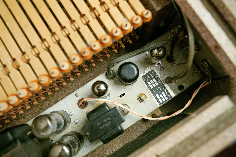 Why does my Wurlitzer 112 amp have a weird octal plug that goes nowhere ...