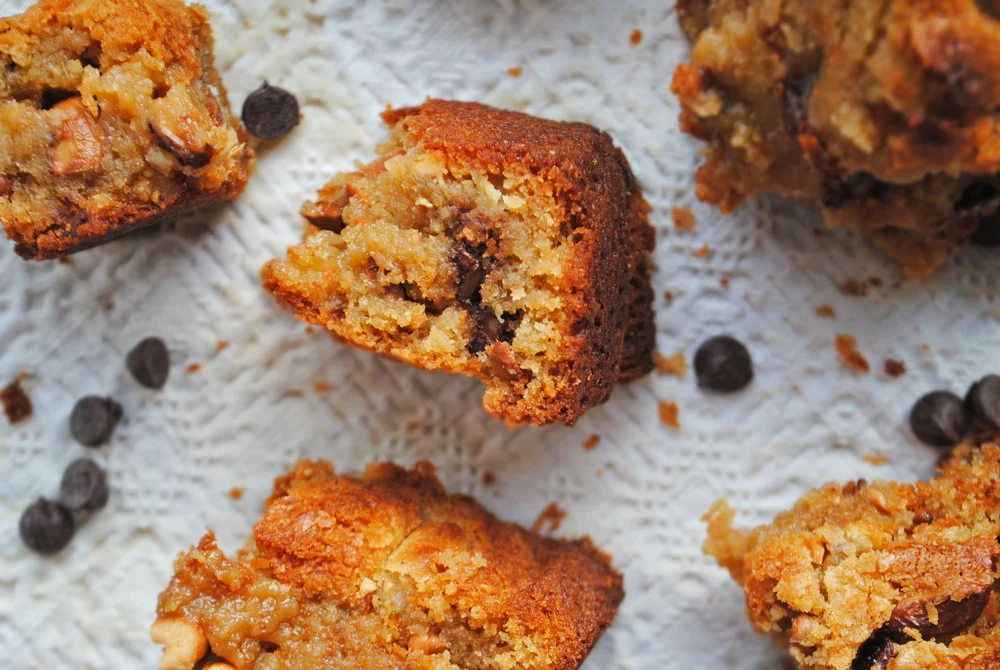 TOASTED CASHEW MARZIPAN BLONDIES — Gateau | Gato